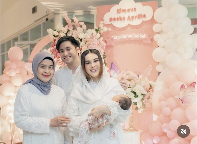 8 Foto Aqiqah Kimova Anak Kevin Aprilio, Paras Cucu Memes-Addie MS Disorot
