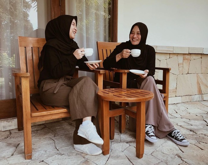 Cantiknya Gaya Nissa Sabyan saat Ngopi dan Makan Es Krim