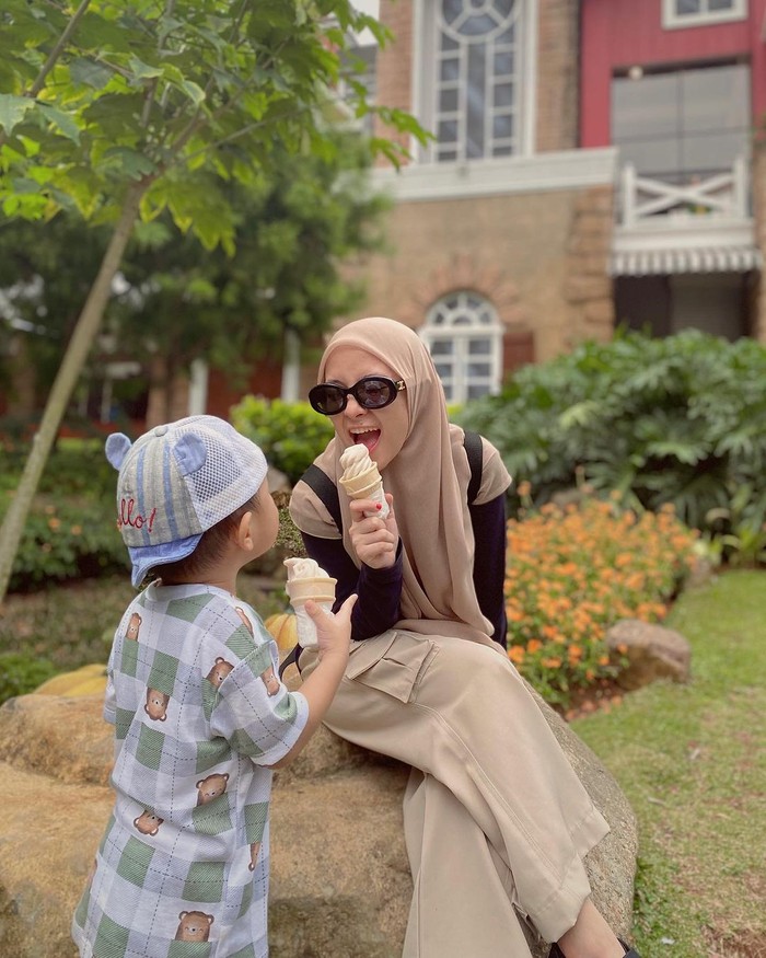 Cantiknya Gaya Nissa Sabyan saat Ngopi dan Makan Es Krim