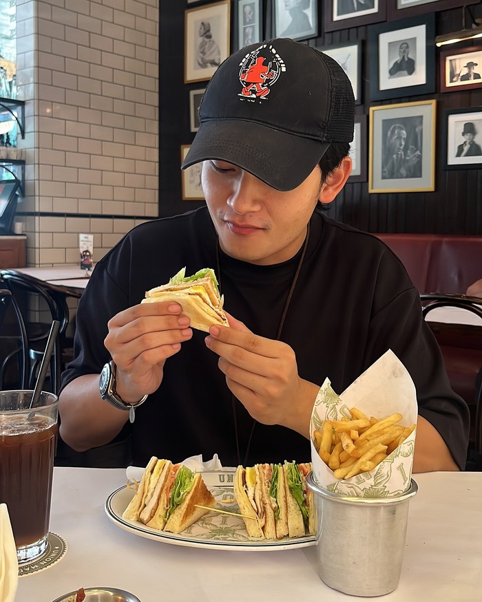 Seru! Ini Momen Randy Martin Kulineran Bareng Keluarga