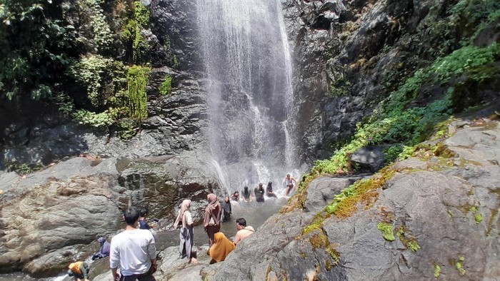 Foto: Sejuk Segar Curug Cigentis di Karawang