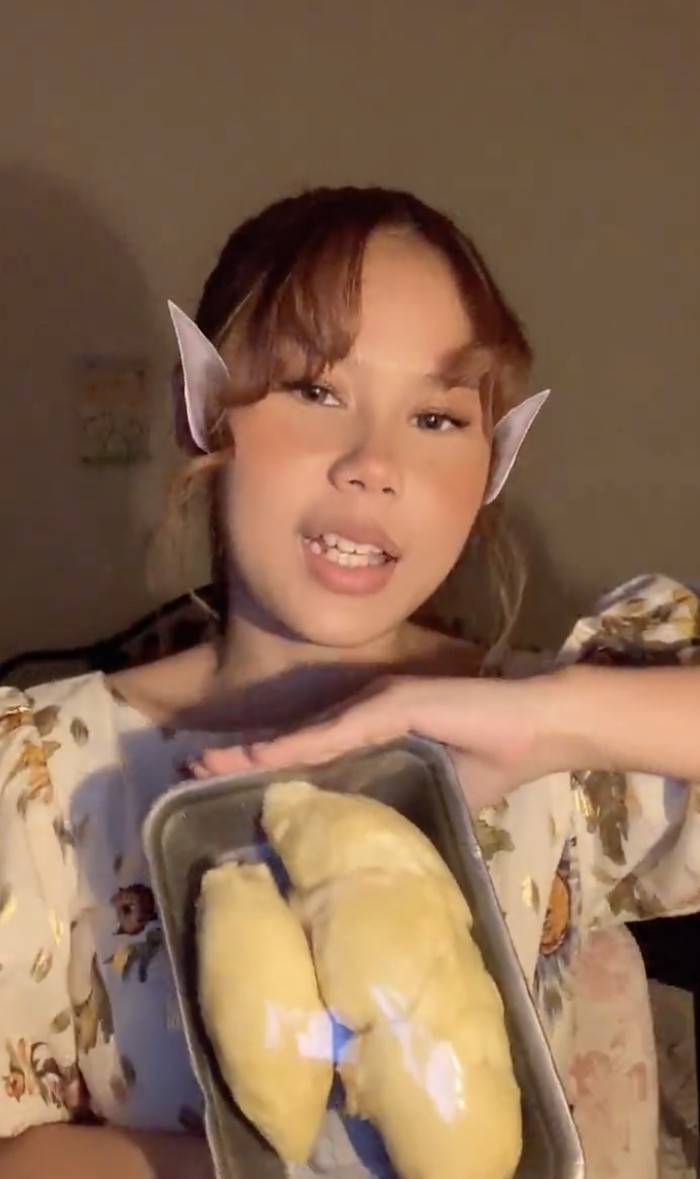 Gaya Estetik Nadin Amizah Saat Cicip Durian Hingga Ngeteh