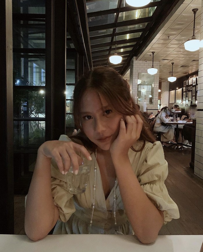 Gaya Estetik Nadin Amizah Saat Cicip Durian hingga Ngeteh