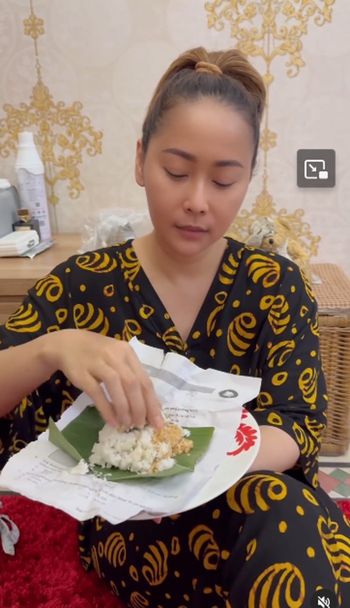 Keseruan Inul Daratista Masak hingga Buat Kue di Rumah