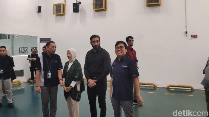 Momen Nouman Ali Khan Kunjungi Pabrik Kosmetik Halal