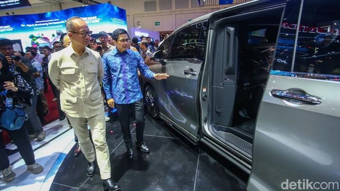 Resmikan GJAW 2024, Menperin Agus Gumiwang Jajal Mobil Baru