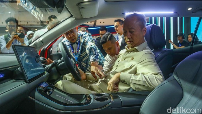 Resmikan GJAW 2024, Menperin Agus Gumiwang Jajal Mobil Baru