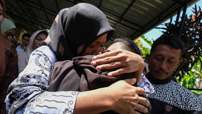 Guru Supriyani Menangis Usai Divonis Bebas: Terima Kasih Semuanya Guru Supriyani Menangis Usai Divonis Bebas: Terima Kasih Semuanya