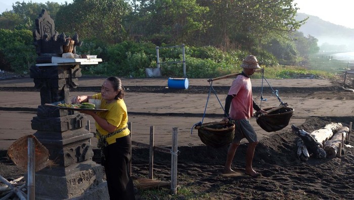 Mengecap Gurihnya Garam Khas Pantai Kusamba Bali