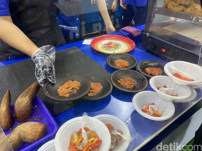 Ada Bebek Goreng dan Ayam Krispi di Restoran Penyetan Indonesia