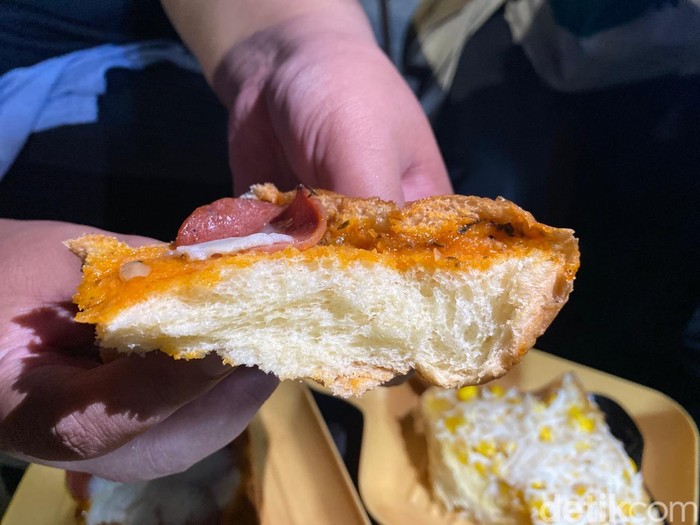 Roti Viral Aneka Topping di Tebet Ini Harganya Rp '15 Juta'!