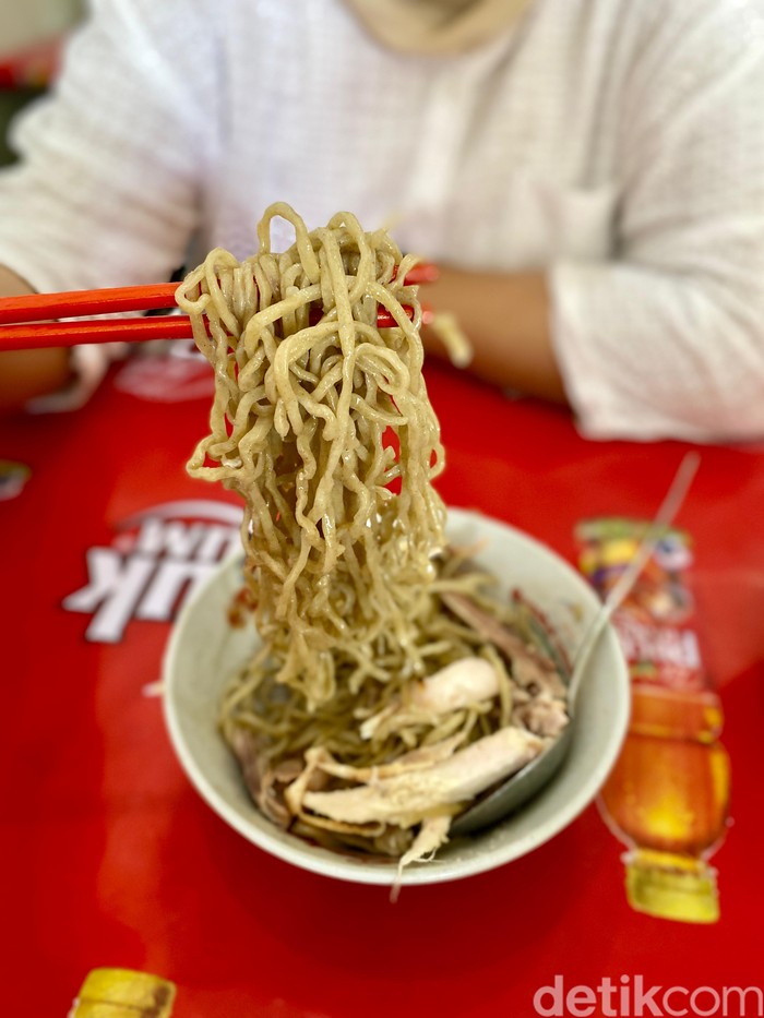 Gurihnya Nendang! Bakmi Acang Topping Ayam Kampung di Jakbar