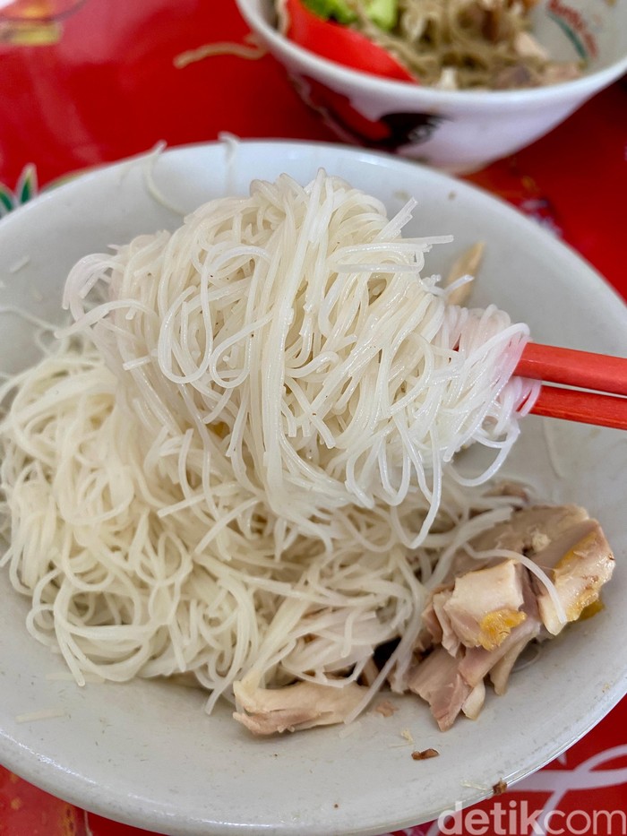 Gurihnya Nendang! Bakmi Acang Topping Ayam Kampung di Jakbar