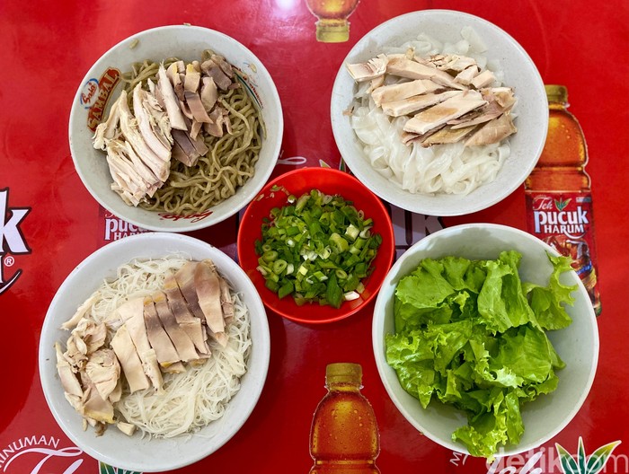 Gurihnya Nendang! Bakmi Acang Topping Ayam Kampung di Jakbar