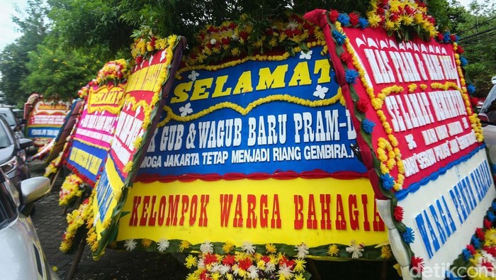 Karangan Bunga Penuhi di Posko Pramono-Rano Karno Karangan Bunga Penuhi di Posko Pramono-Rano Karno
