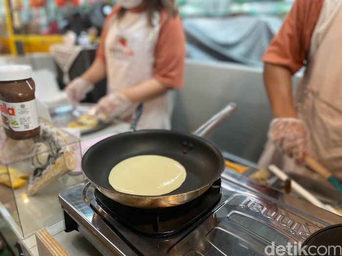 Soft Crepes Topping Stroberi ala Jepang yang Lembut Legit