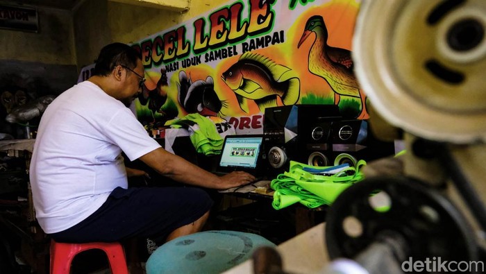 Ini Dia, Pelukis Spanduk Pecel Lele nan Ikonik Ini Dia, Pelukis Spanduk Pecel Lele nan Ikonik