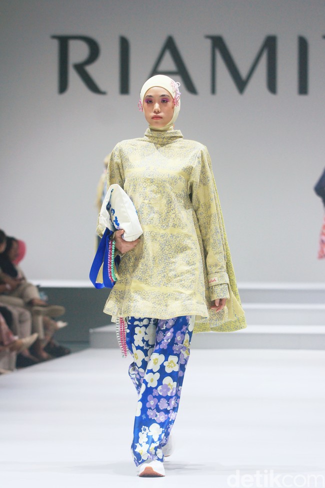 10 Koleksi Busana Ria Miranda 2025, Hadirkan Binar dan Lompatali