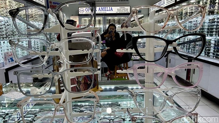 Berburu Kacamata di Pasar Senen Jakarta