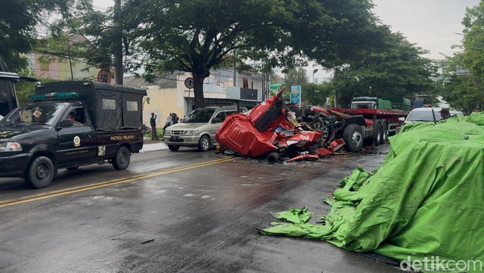 Penampakan Truk Trailer Ringsek Tergencet Besi 52 Ton di Pantura Rembang Penampakan Truk Trailer Ringsek Tergencet Besi 52 Ton di Pantura Rembang