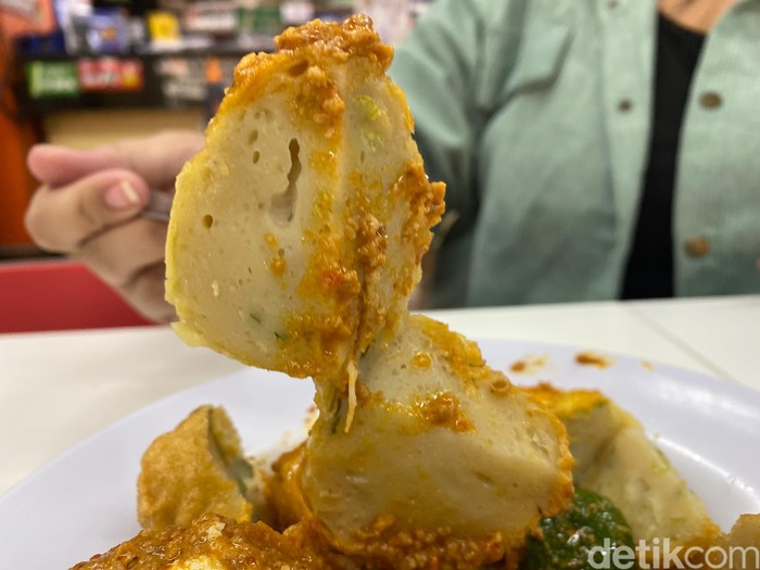 Ngemil Dua Batagor Bandung Legendaris di Jalan Burangrang