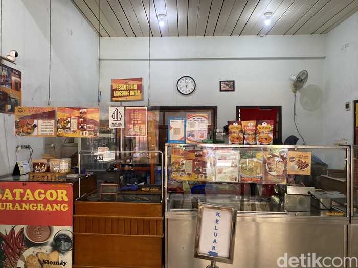 Ngemil Dua Batagor Bandung Legendaris di Jalan Burangrang