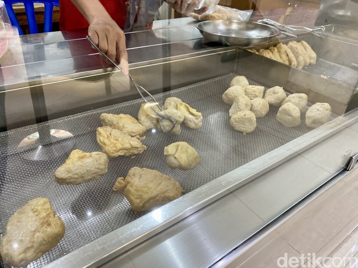 Ngemil Dua Batagor Bandung Legendaris di Jalan Burangrang