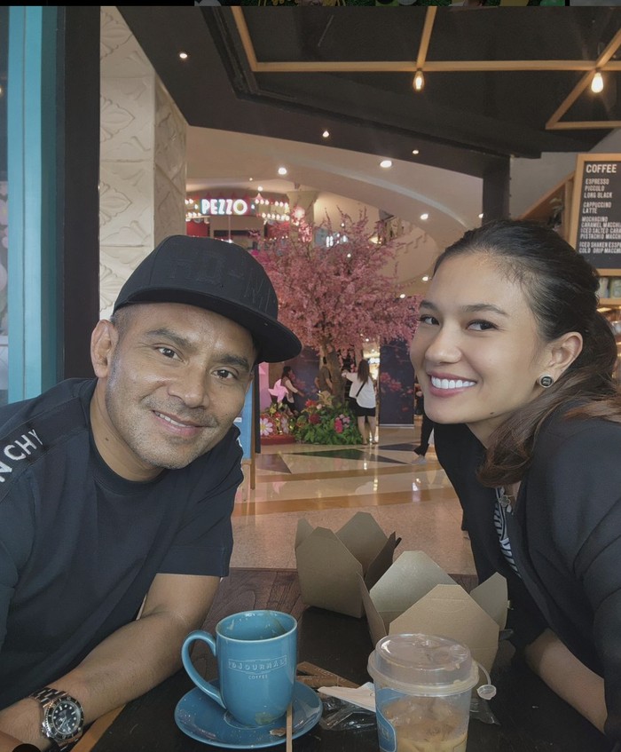 Judika dan Duma Riris Mesra Saat Ngopi hingga Makan di Resto
