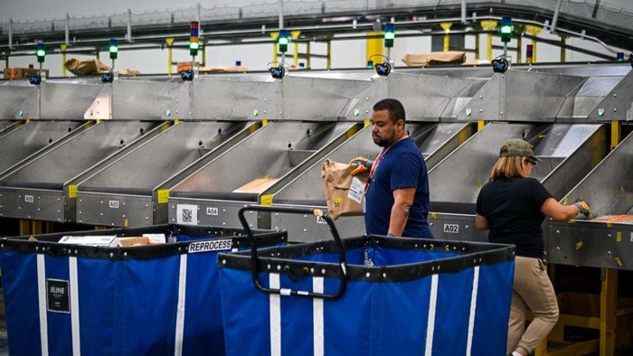 Melihat Kesibukan Gudang Amazon di Orlando