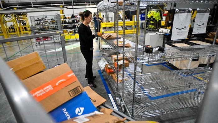 Melihat Kesibukan Gudang Amazon di Orlando