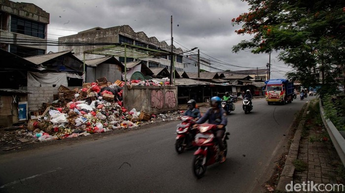 Tumpukan Sampah di Pasar Cimanggis Tangsel Picu Bau Tak Sedap