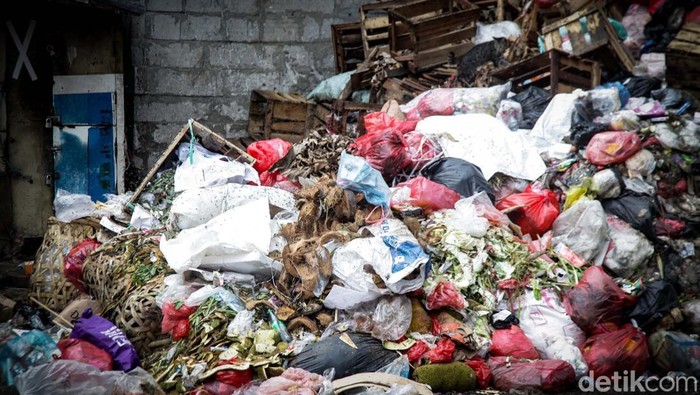 Tumpukan Sampah di Pasar Cimanggis Tangsel Picu Bau Tak Sedap
