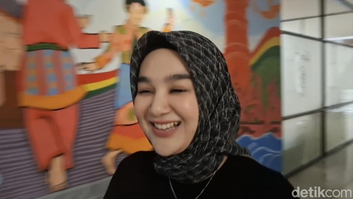 Senyum Hana Hanifah Usai Diperiksa Polda Riau di Kasus SPPD Fiktif