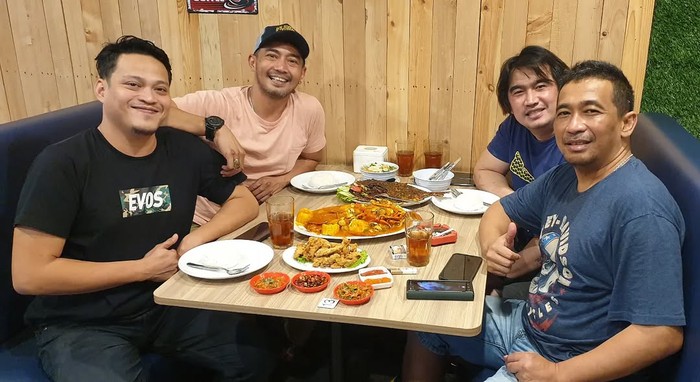 Kompaknya Yama Carlos dan Carina Ivola saat Kulineran Bersama