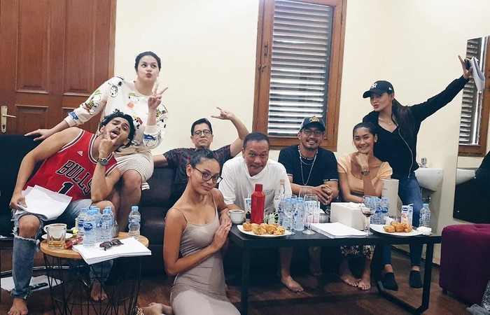 Kompaknya Yama Carlos dan Carina Ivola saat Kulineran Bersama