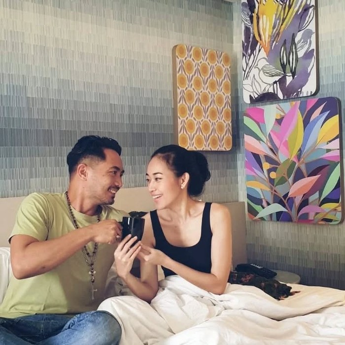 Kompaknya Yama Carlos dan Carina Ivola saat Kulineran Bersama
