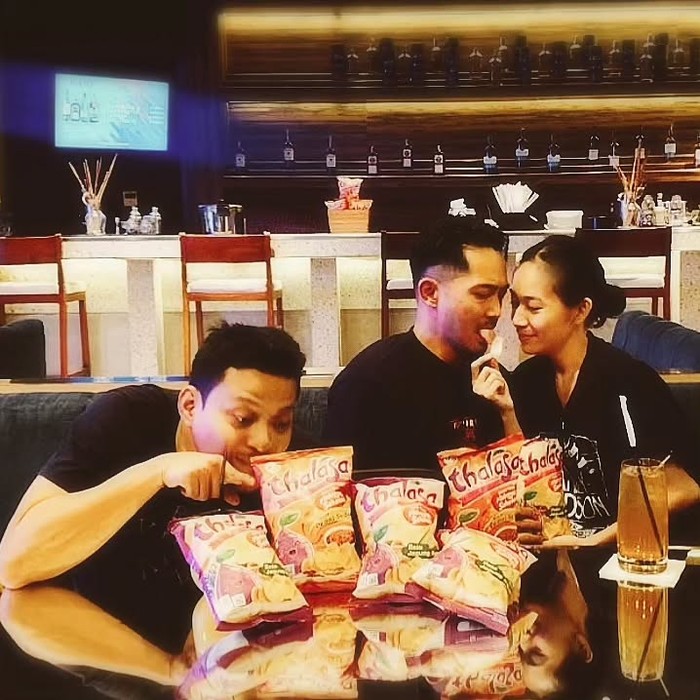 Kompaknya Yama Carlos dan Carina Ivola saat Kulineran Bersama