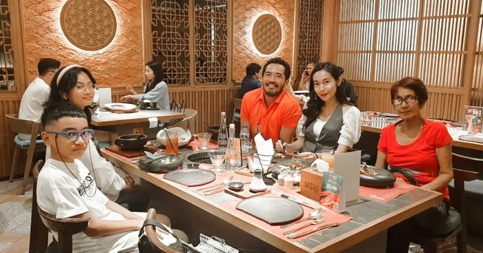 Kompaknya Yama Carlos dan Carina Ivola saat Kulineran Bersama