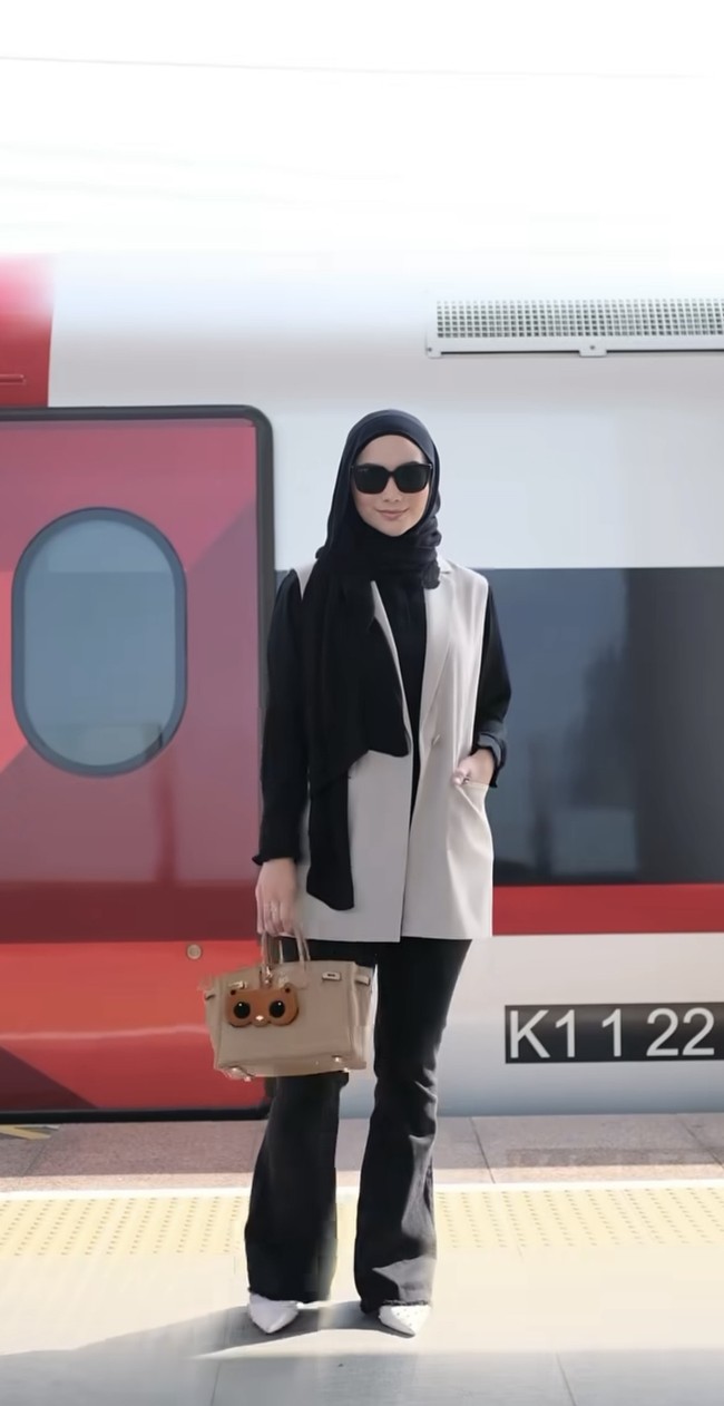 8 Potret Inspirasi OOTD Hijab dan Outfit Monokrom ala Citra Kirana