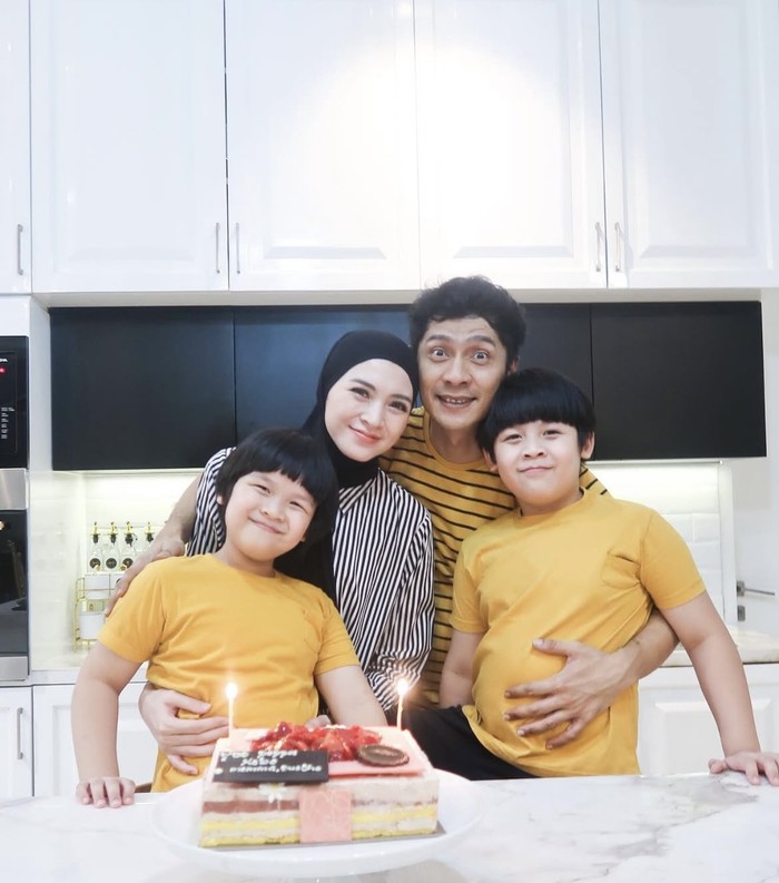 Potret Hangat Donita dan Adi Nugroho Saat Makan Bareng