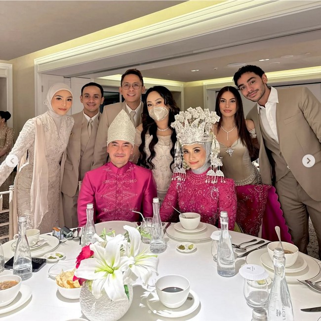 Foto: Gaya Couple Valerie Thomas & Putra Zulkifi Hasan di Resepsi Putri Zulhas