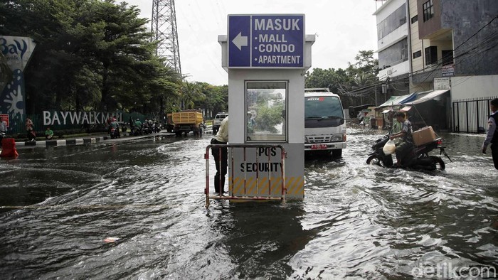 Potret Kawasan Penjaringan Masih Terendam Banjir Rob