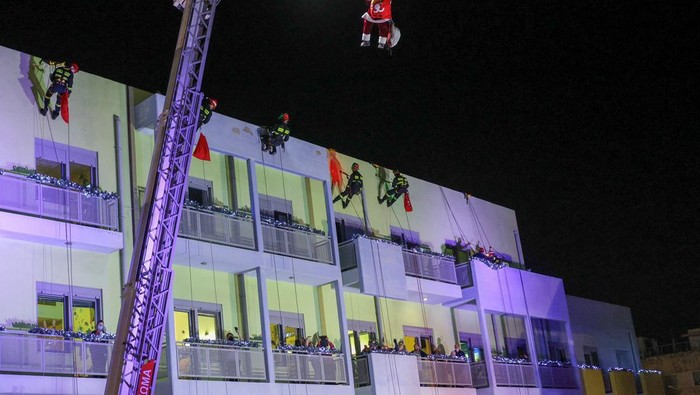 Sederet Aksi Unik Sinterklas di Dunia Ramaikan Perayaan Natal