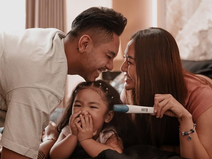 Sujud Syukur Krisjiana saat Tahu Siti Badriah Hamil Anak Kedua Sujud Syukur Krisjiana saat Tahu Siti Badriah Hamil Anak Kedua