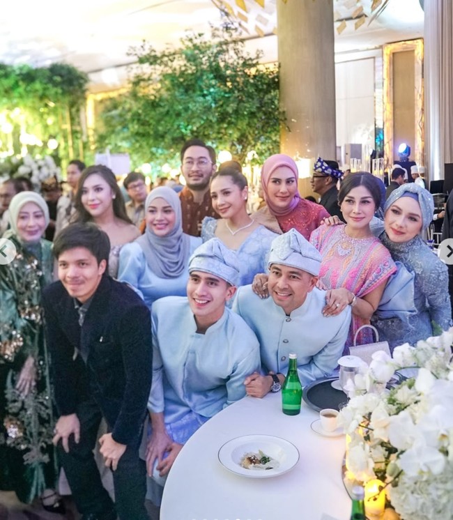 Foto: 8 Gaya Verrel Bramasta Jadi Groomsman Putri Zulhas, Dulu Diisukan ... Foto: 8 Gaya Verrel Bramasta Jadi Groomsman Putri Zulhas, Dulu Diisukan ...