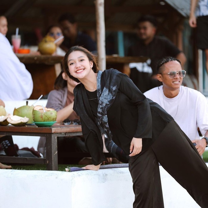 Pose Keren Chandrika Chika saat Ngopi dan Minum Milkshake Strawberry