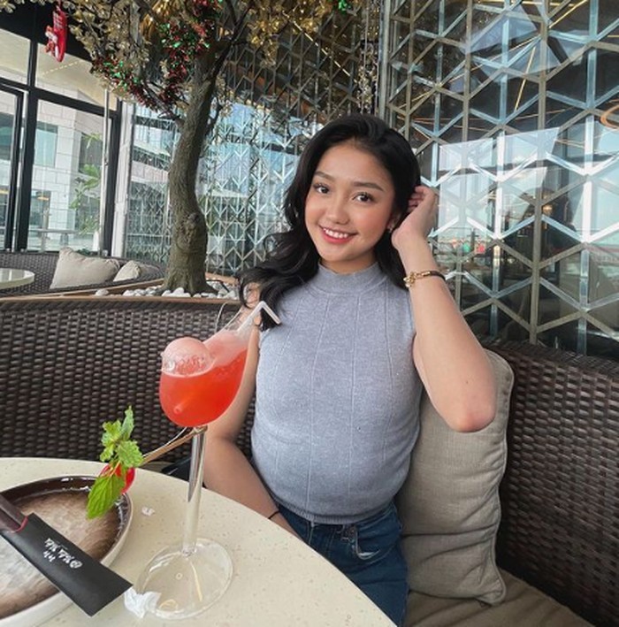Pose Keren Chandrika Chika saat Ngopi dan Minum Milkshake Strawberry