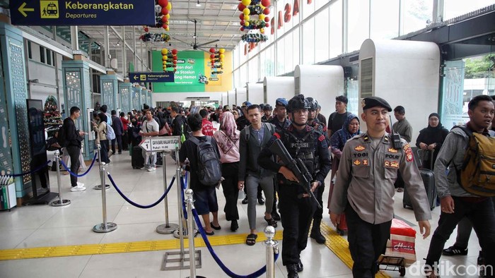 Momen Polisi Bersenjata Laras Panjang Jaga Stasiun Pasar Senen