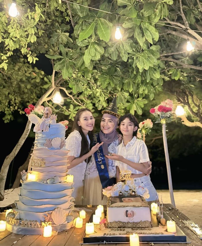 Serunya Ayu Ting Ting Saat Jadi Food Vlogger, Makan Bakso hingga Sate