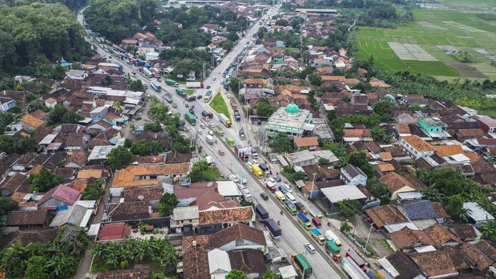 H-3 Natal, Truk Padati Jalur Pantura H-3 Natal, Truk Padati Jalur Pantura